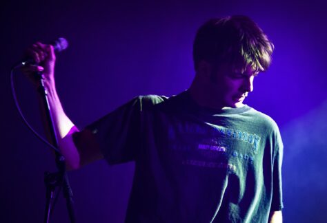 Grian Chatten от Fontaines D.C. сподели дебютния си соло сингъл "The Score"