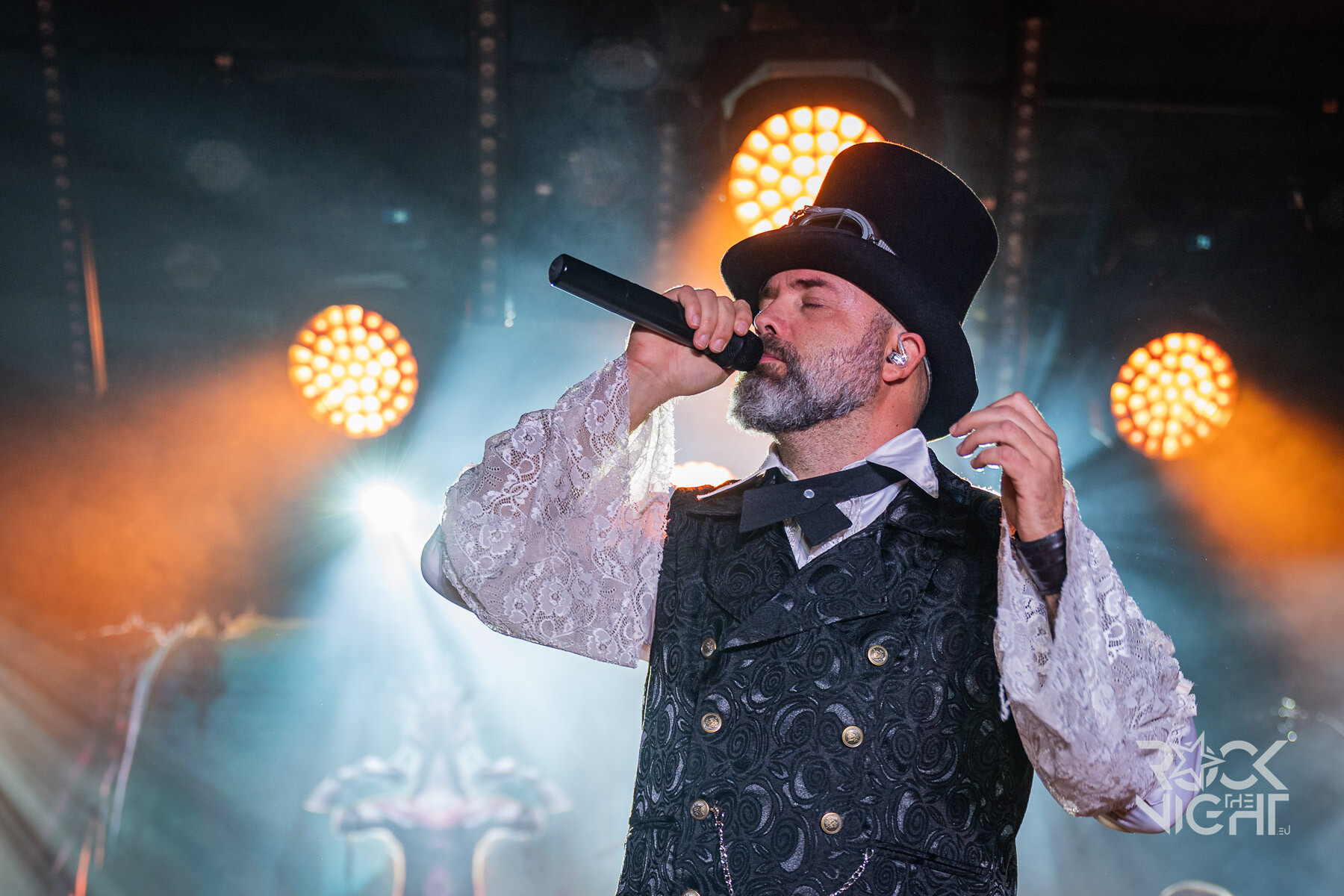 Вижте новото видео на Velian: “Embers” | RockTheNight.eu